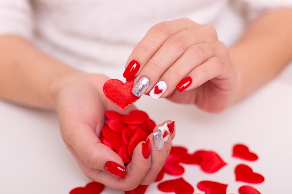Trendy valentínske nechty 2026: Nápady pre romantickú manikúru!